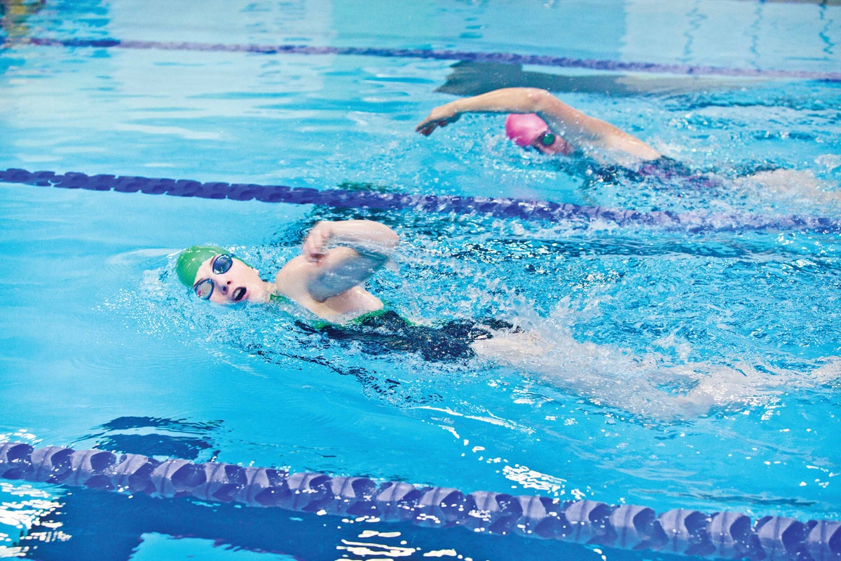 Ask Coach Sara: What's The Best Way To Teach A Newbie To Swim? – Triathlete